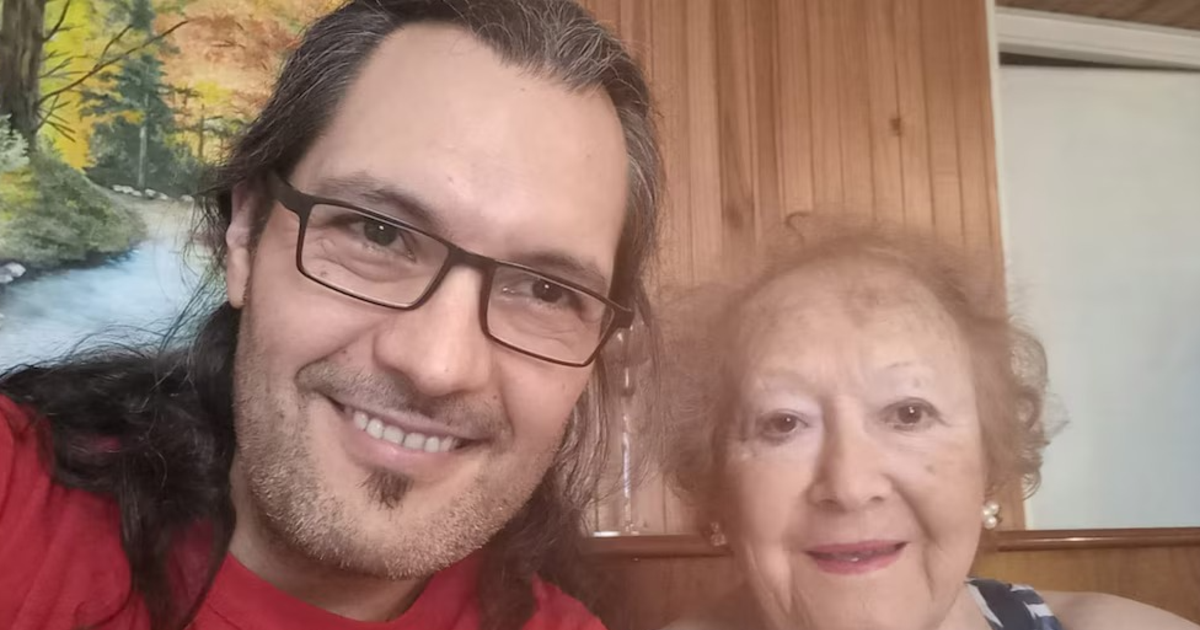 Él tiene 43, ella 88 y están por cumplir 20 años de casados: “Es la única novia que tuve en mi vida”