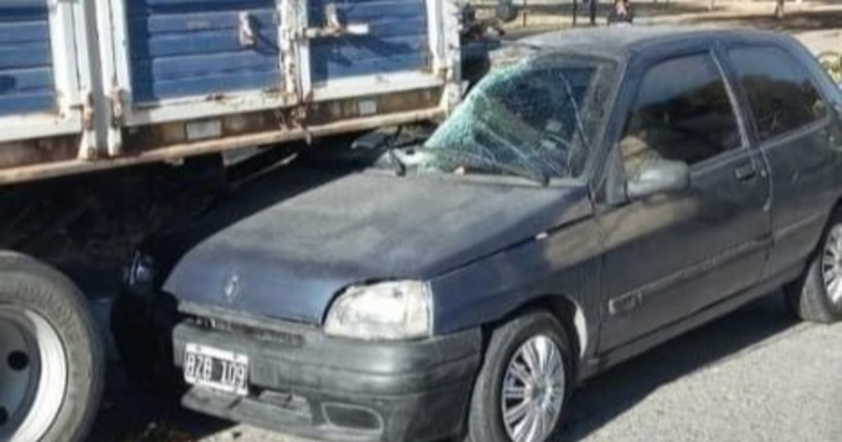 Fue encandilado por el sol y chocó a una camioneta estacionada