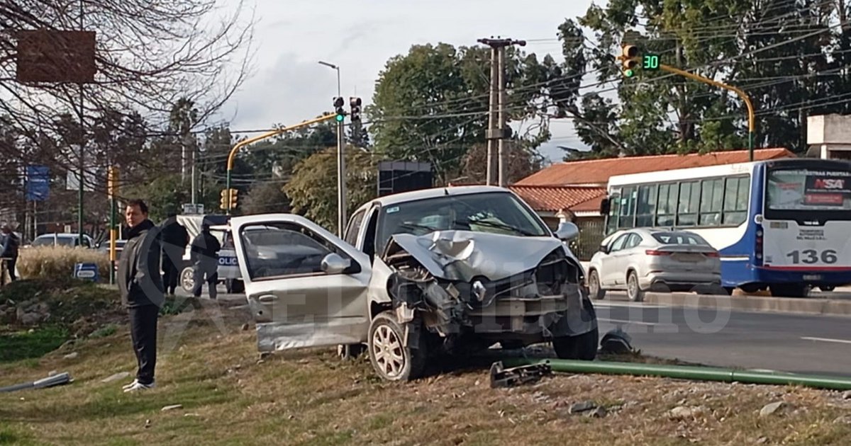 Caos vehicular en avenida Ex Combatientes de Malvinas: un auto chocó ...