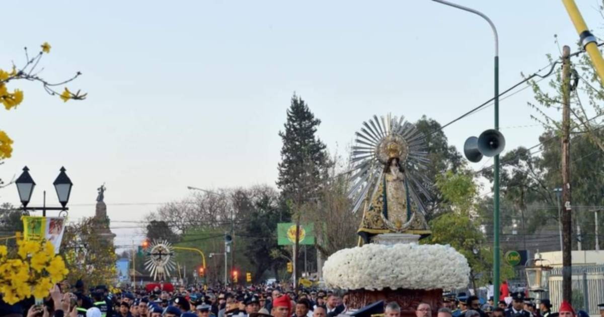 Milagro para el Mundo: quiénes son los hombres que cargan las imágenes ...