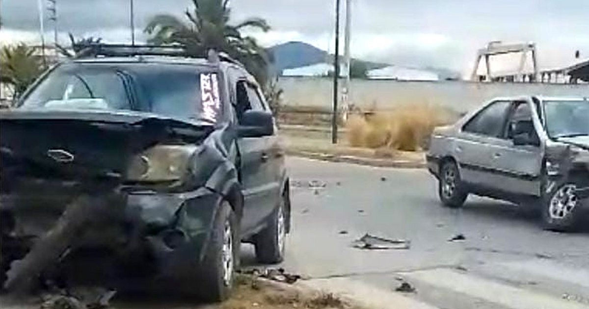 Dos autos quedaron destruidos tras un brutal choque en la avenida Líbano