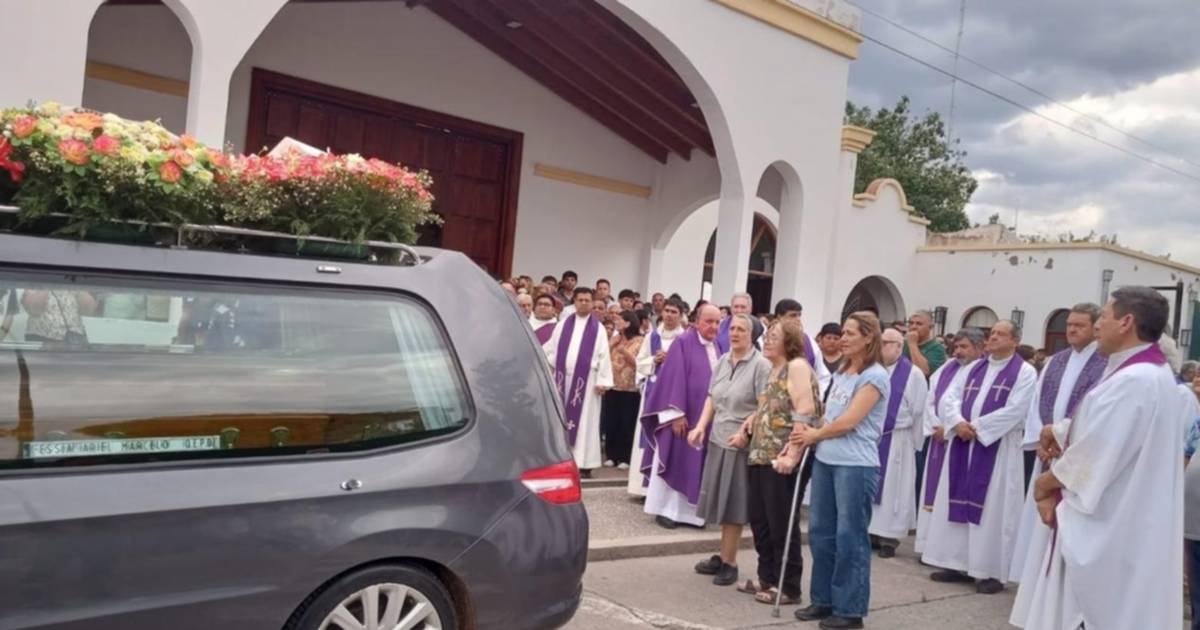 Todo el pueblo de El Galpón despidió hoy al padre Ariel Fessia